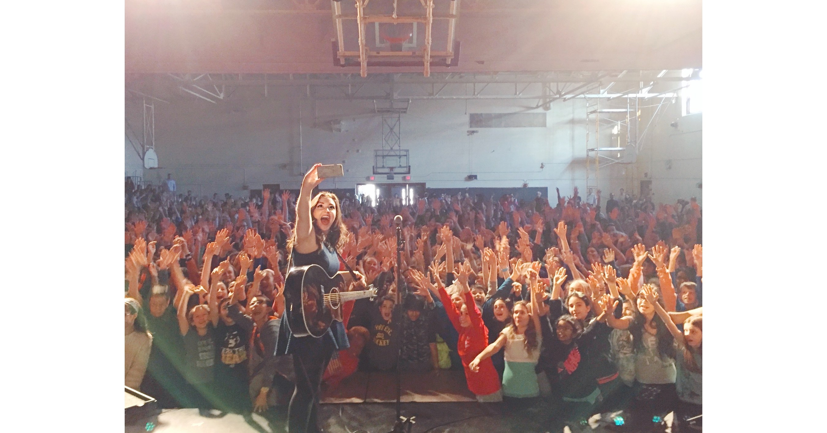 'American Idol' Alum, Casey, Set To Appear On The Kelly Clarkson Show