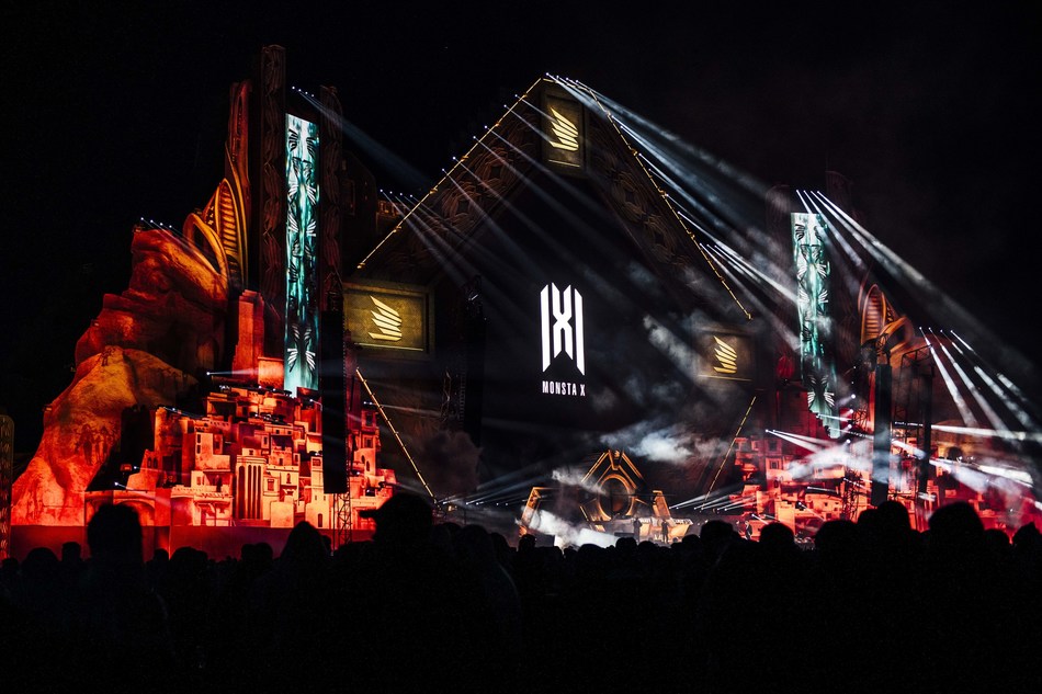 A 400,000 Strong Crowd Showed Up to Marvel at the Record-breaking ...