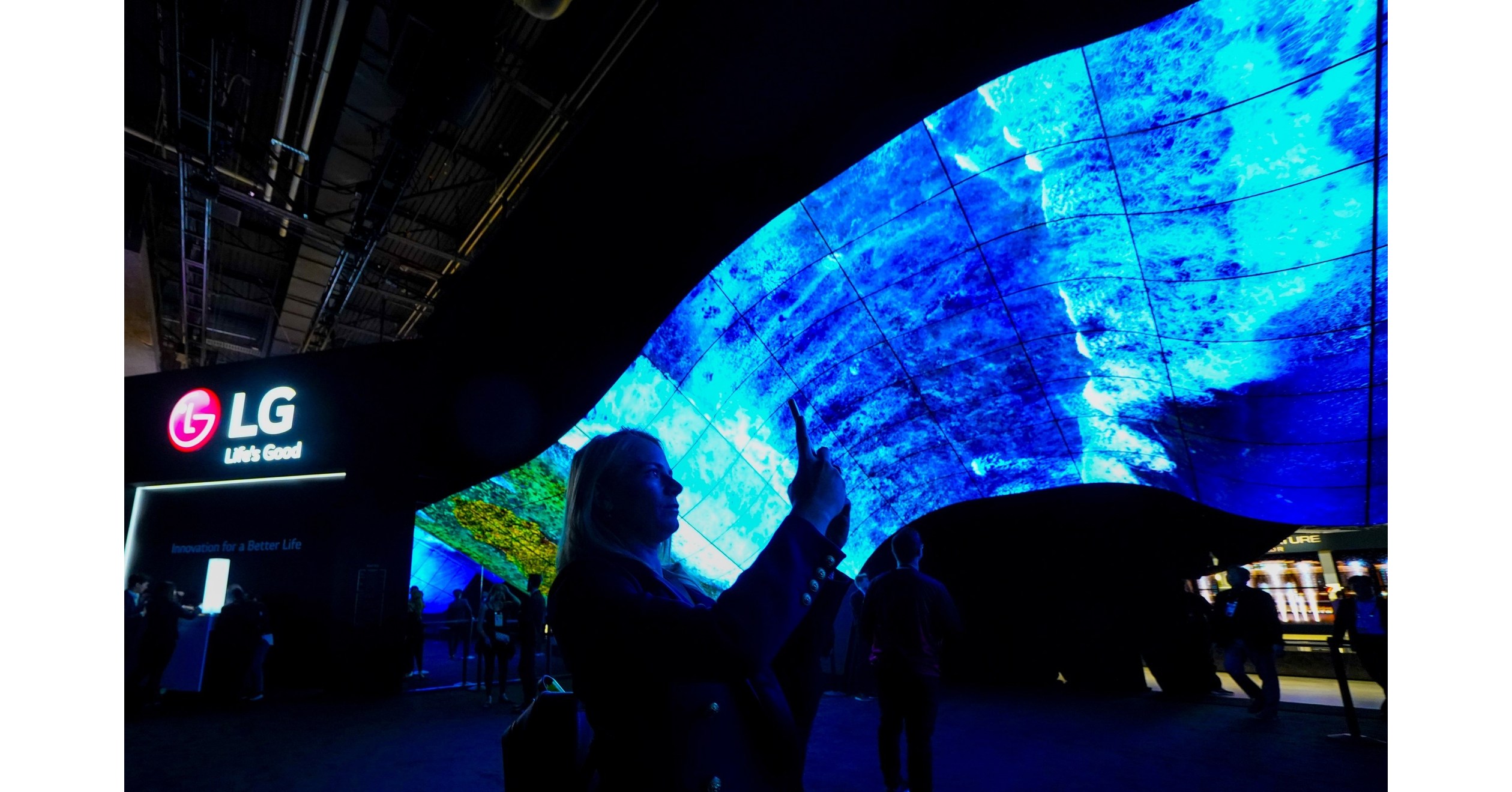 CES Spectators Mesmerized Yet Again with LG's Spectacular OLED 'Wave ...