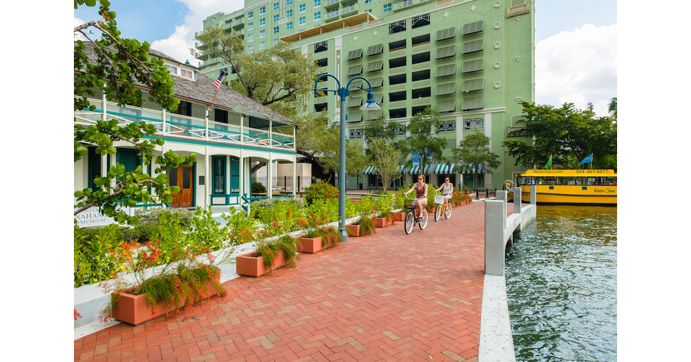 Las Olas Luxury or Bohemian Chic? Riverwalk Arts & Entertainment ...