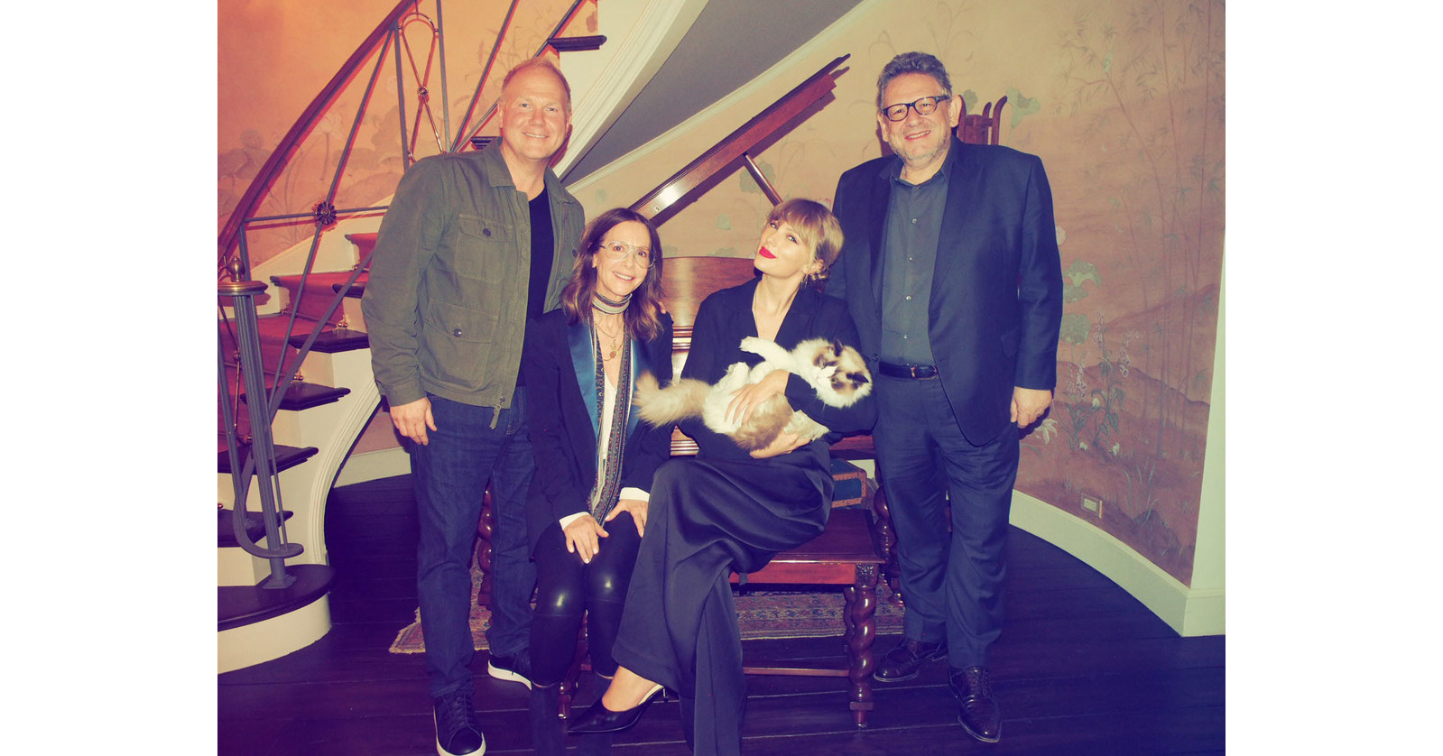 Taylor Swift Signs Exclusive Global Publishing Agreement With Universal ...