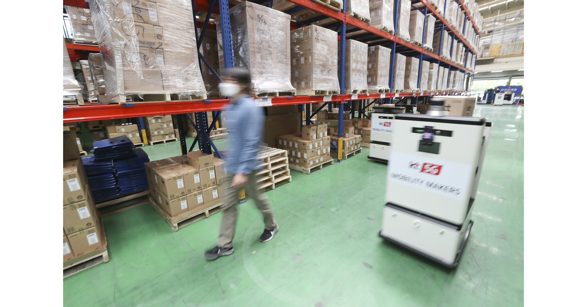 KT Commercializes 5G Self-Driving Freight Carts