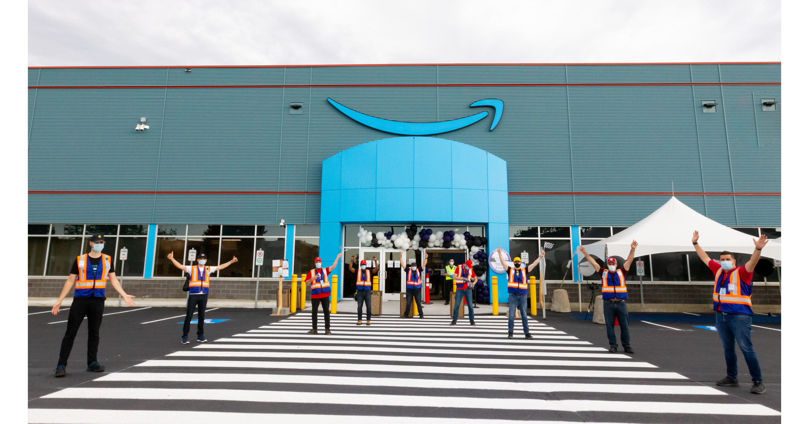 Le premier centre d'expédition Amazon au Québec célèbre son « Jour un ...