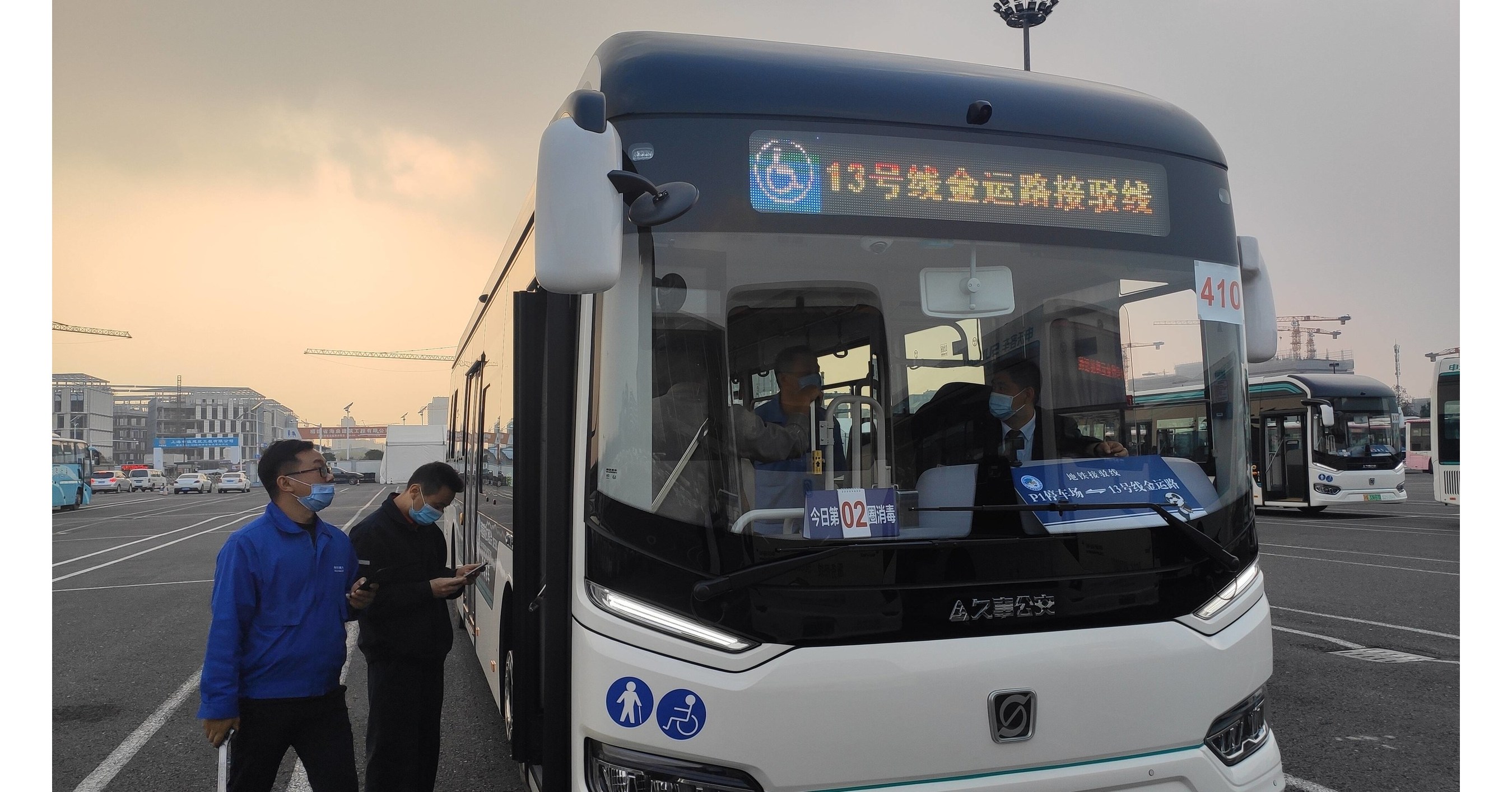 Los autobuses verdes Sunwin de la serie 9 trasladan a los visitantes ...