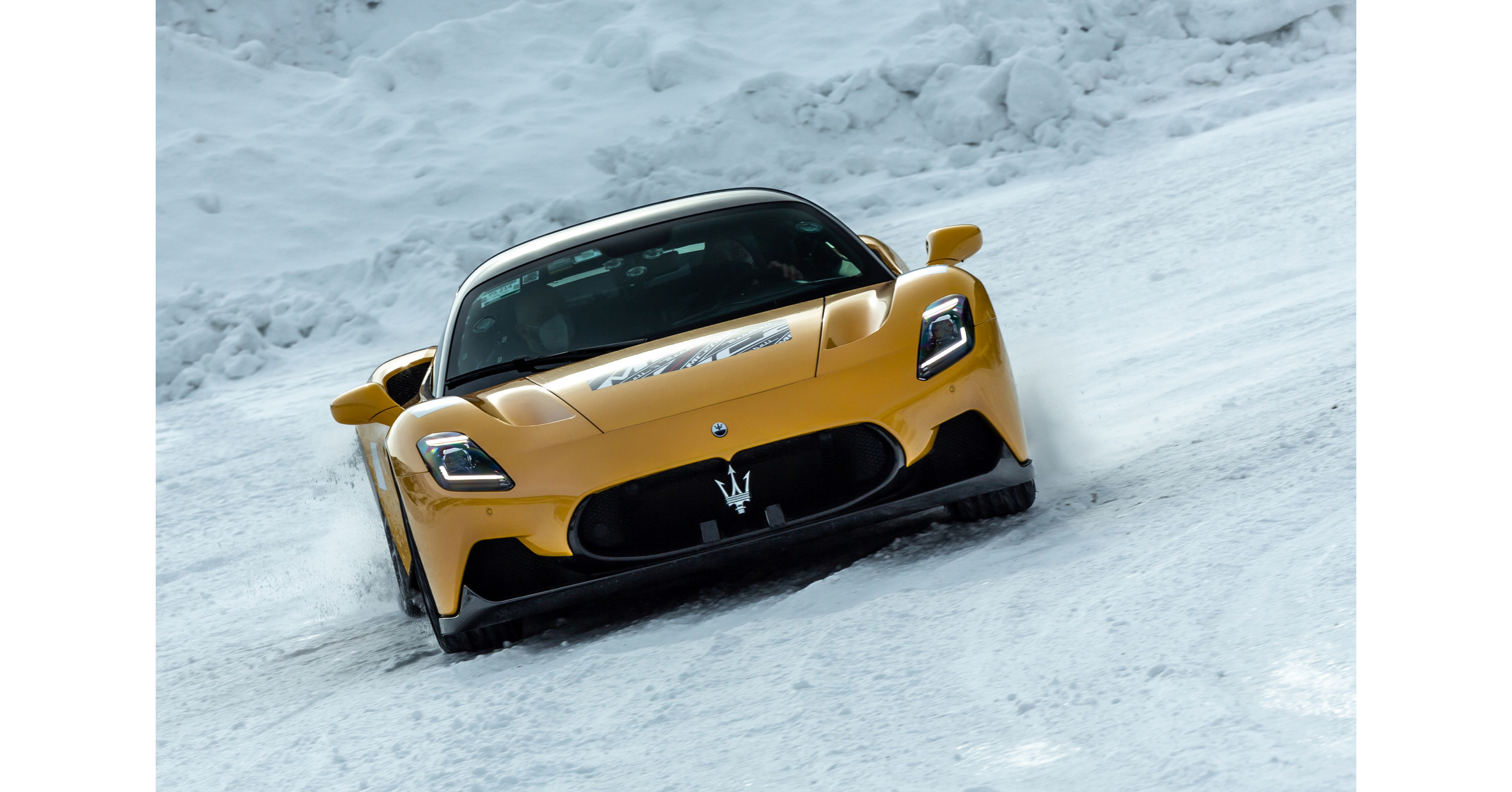 Powerful MC20 on snow