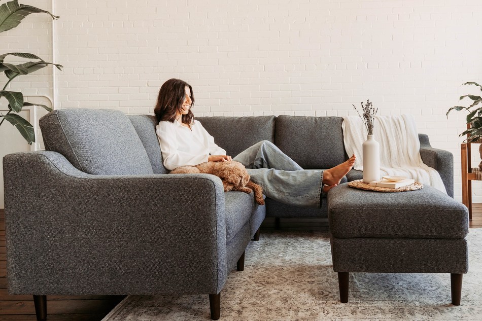 Cozey, le premier divan-en-boîte au Canada, développe son premier ...