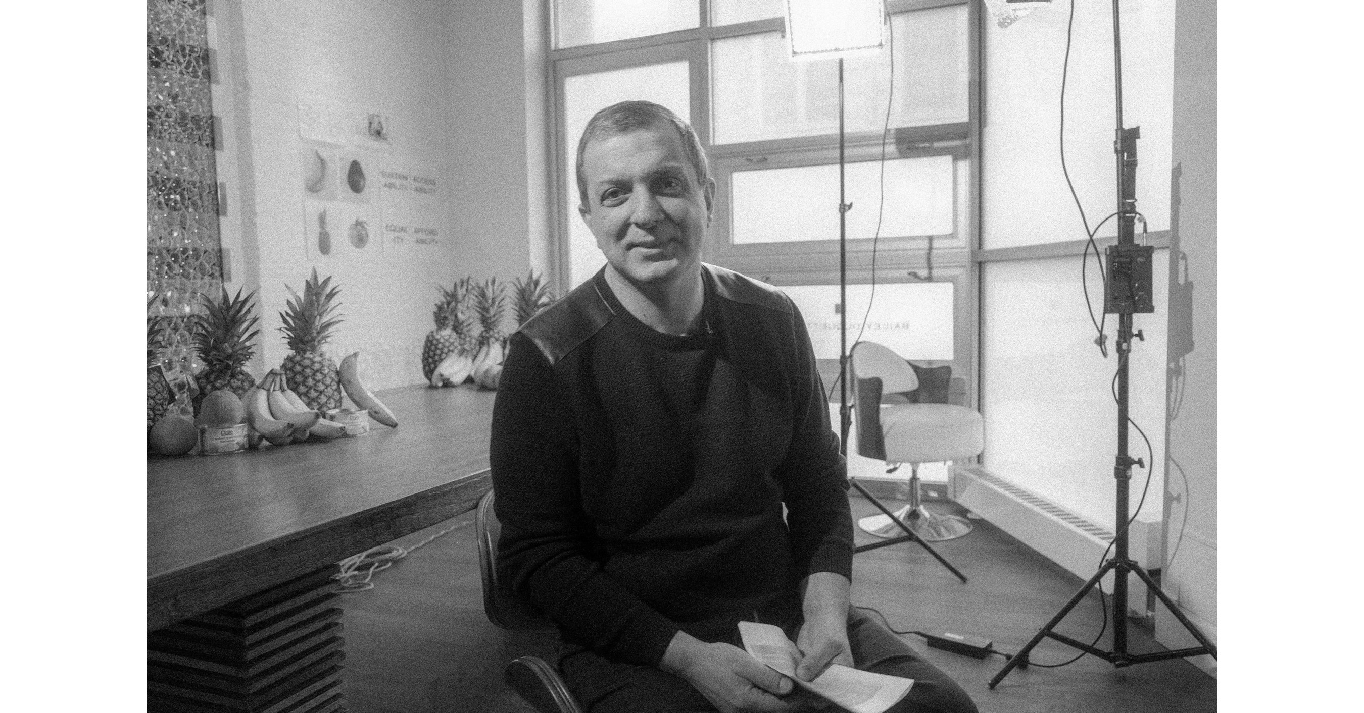 Dole se asocia con David Datuna, "El Artista Hambriento", en la serie ...