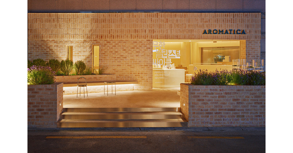 A Brand Embassy for Sustainable Beauty: AROMATICA opens a zero-waste ...