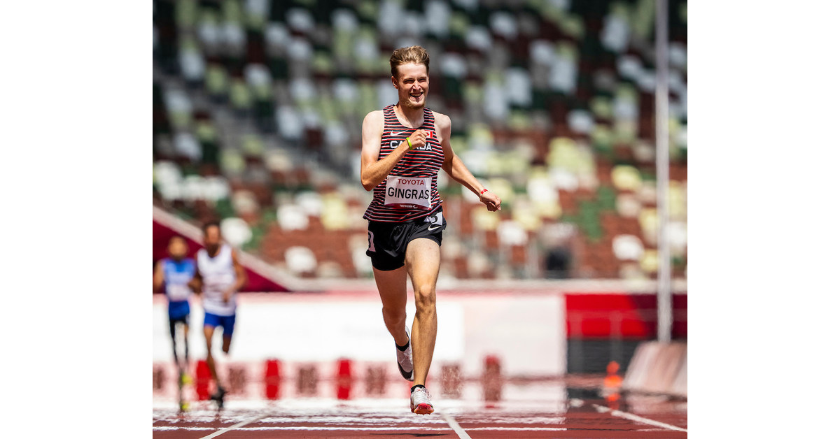 Danielle Dorris gagne l'argent à la piscine et porte la récolte de l ...