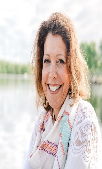 Jennifer Byrne is recognized by Continental Who's Who