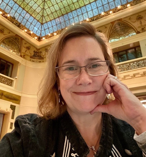 Elizabeth "Lynn" Gordon Esq., is recognized by Continental Who's Who