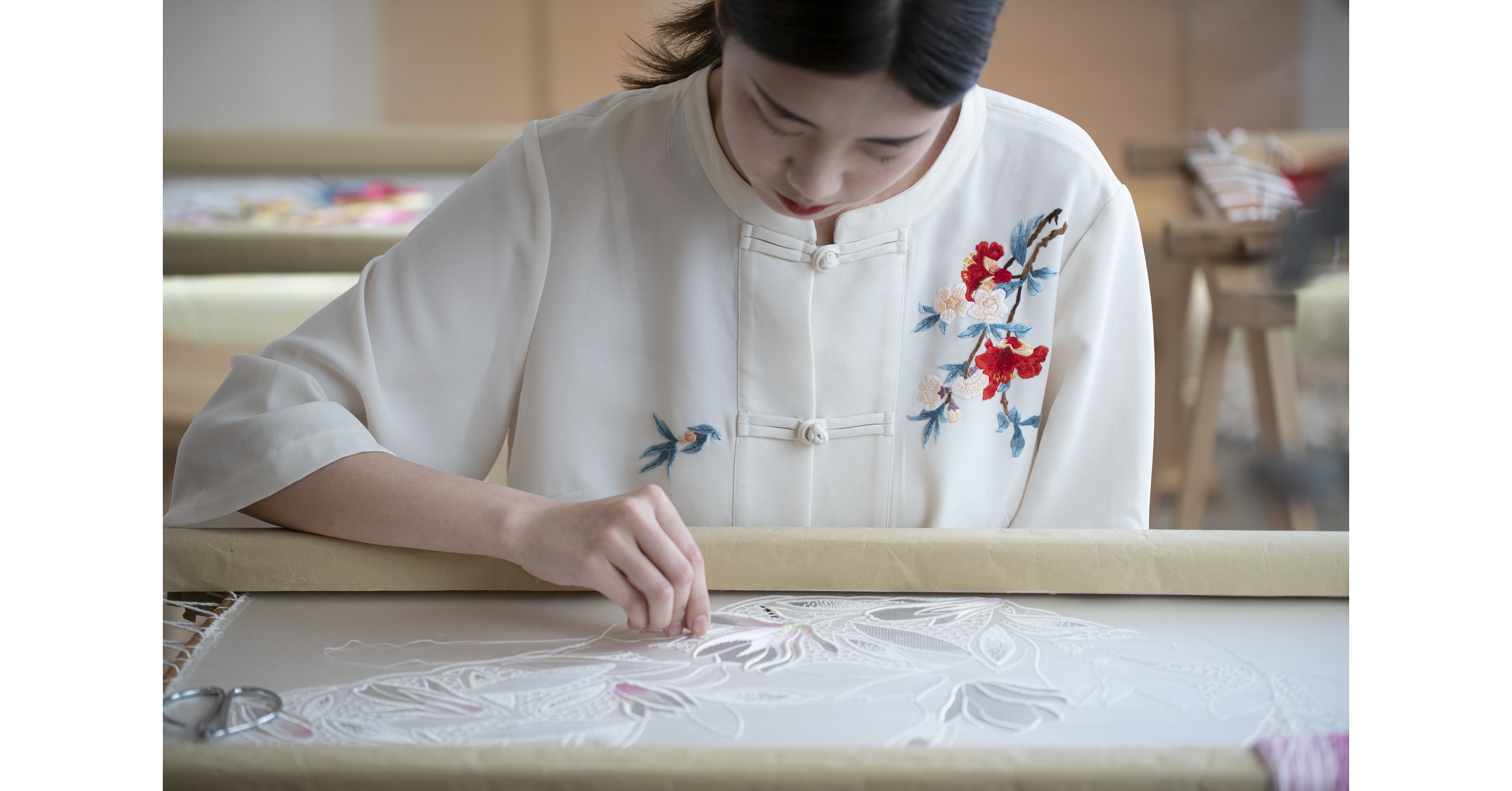 East China's Taizhou embroidery weaves intangible cultural heritage ...