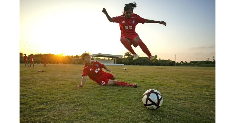 Qiongzhong Women's Football Team: Steel Roses Blooming in Splendor