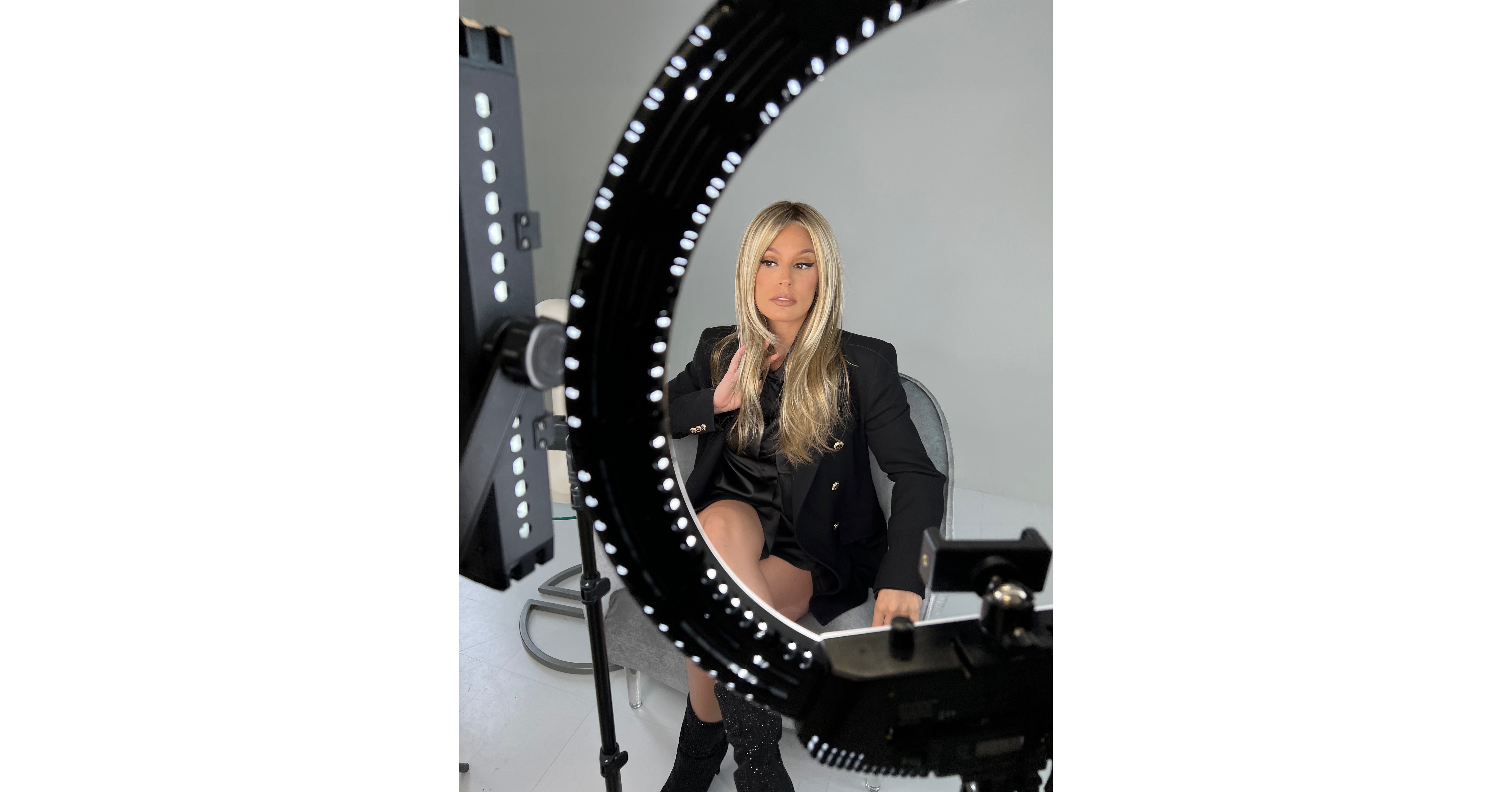 Introducing Live Real Time Shopping from Wigs.com. The Wig Experts Host ...