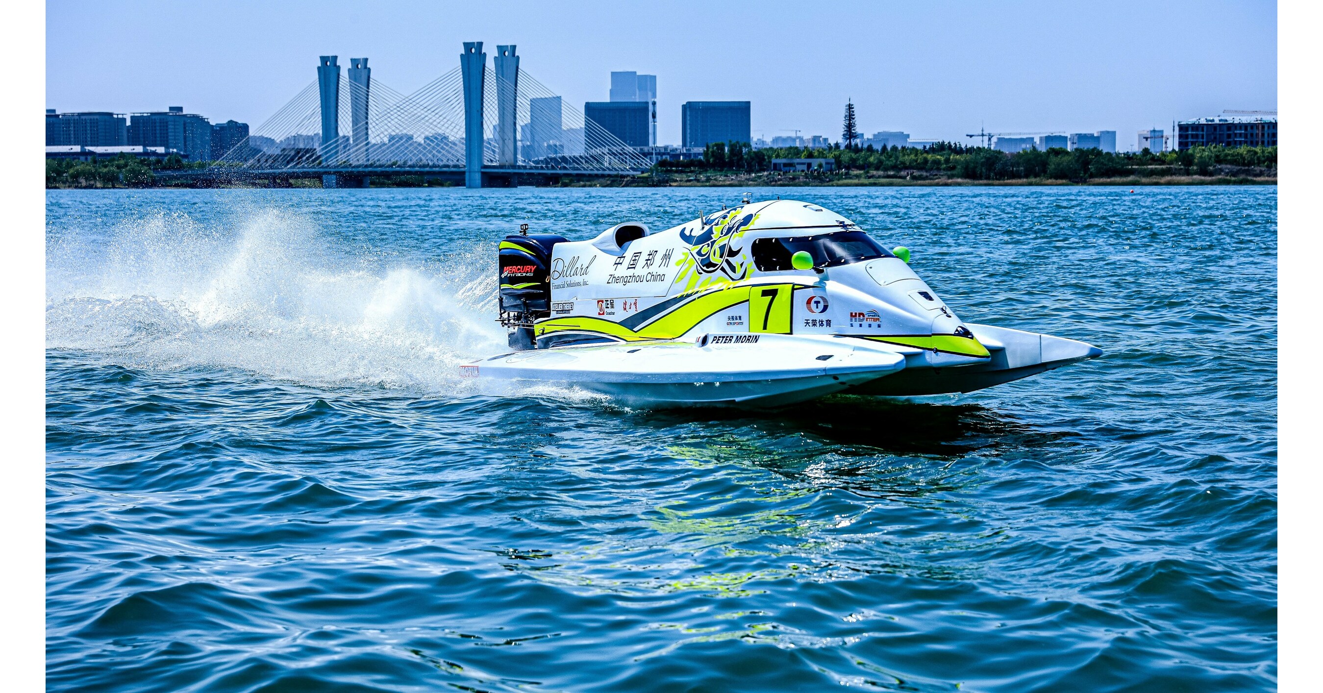 "Fast and Furious" se representa en el lago Longhu de Zhengzhou