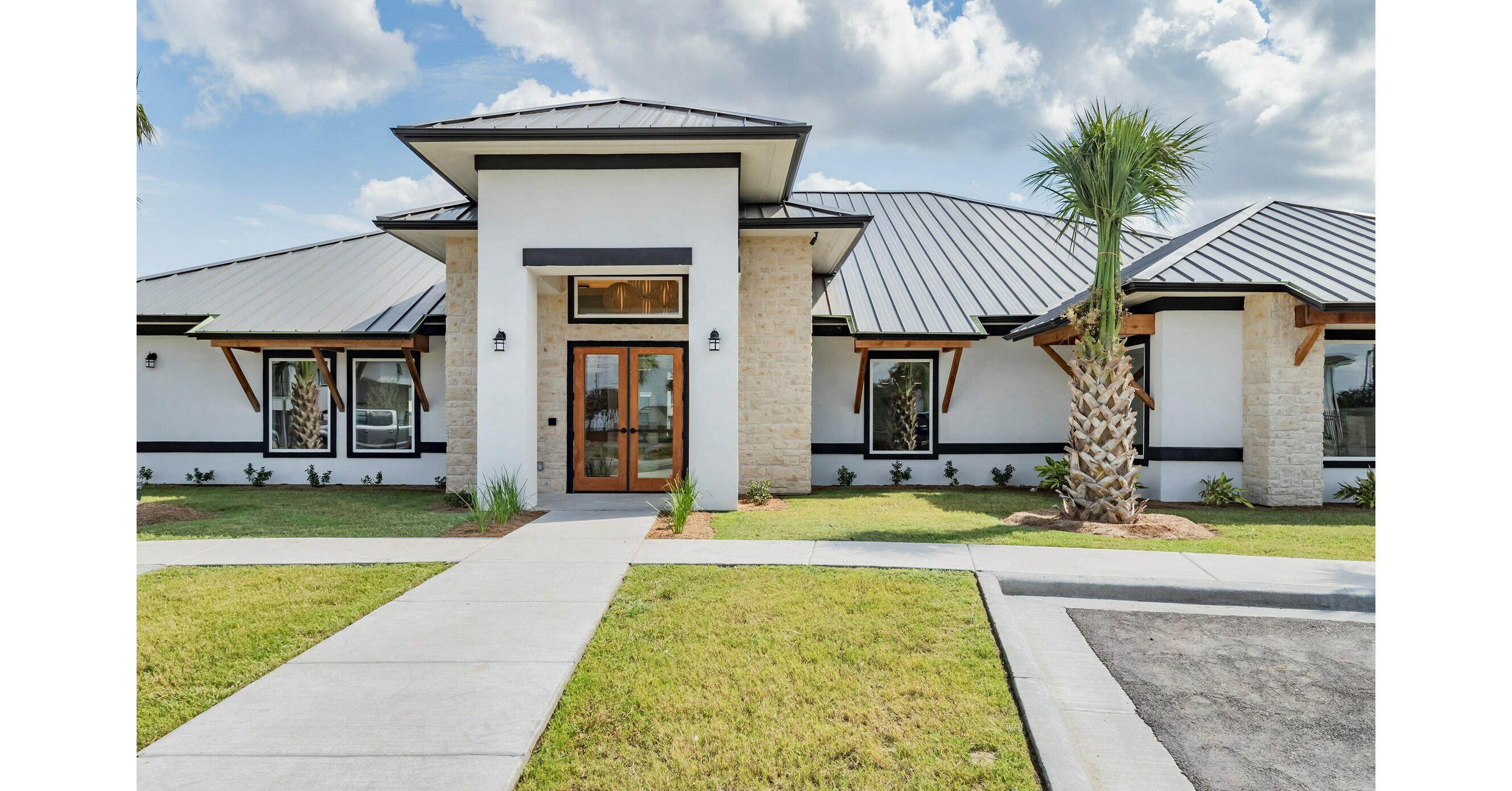 LA SIENNA APARTMENTS HOLDS A RIBBON CUTTING
