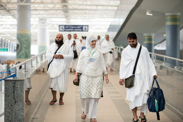 World's Sky During Hajj: Planes Compasses Point Towards Saudi Arabia