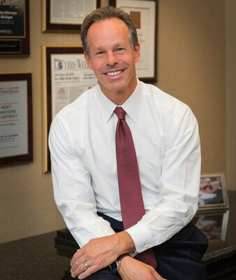 MICHIGAN AUTO LAW ATTORNEY STEVEN GURSTEN RECEIVES HALL OF FAME AWARD
