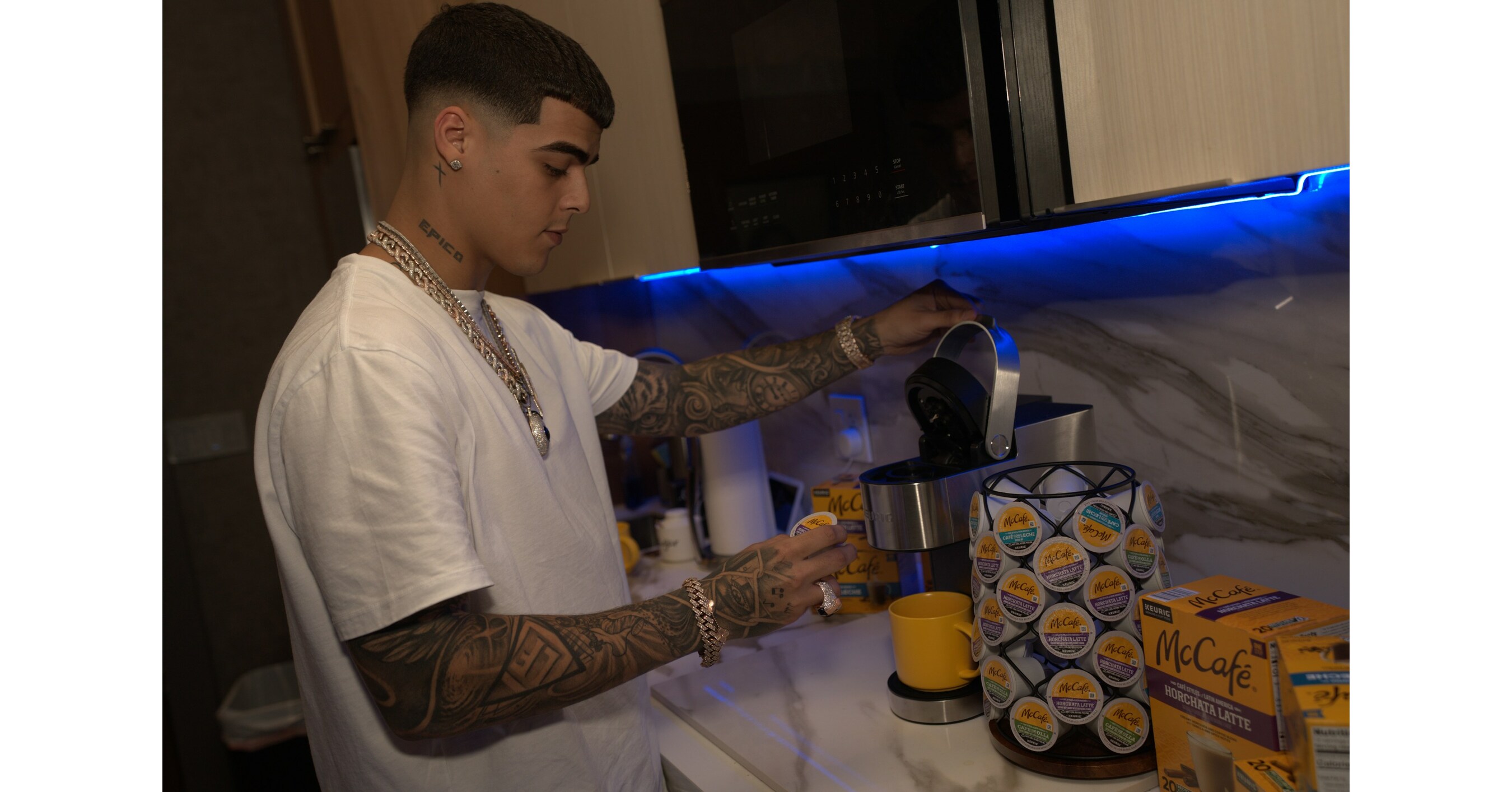 La estrella del reggaetón, Lunay, se une a McCafé® At Home para ...