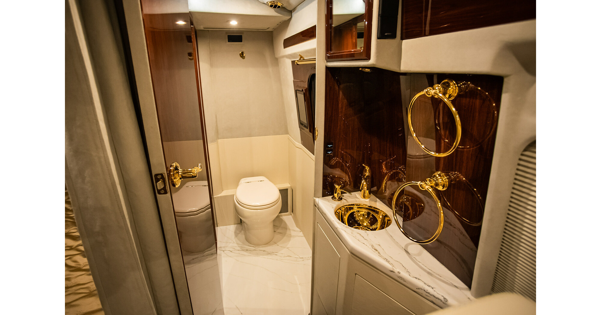 The Most Luxurious Sprinter Van Mobile Office On Earth debuted by ...
