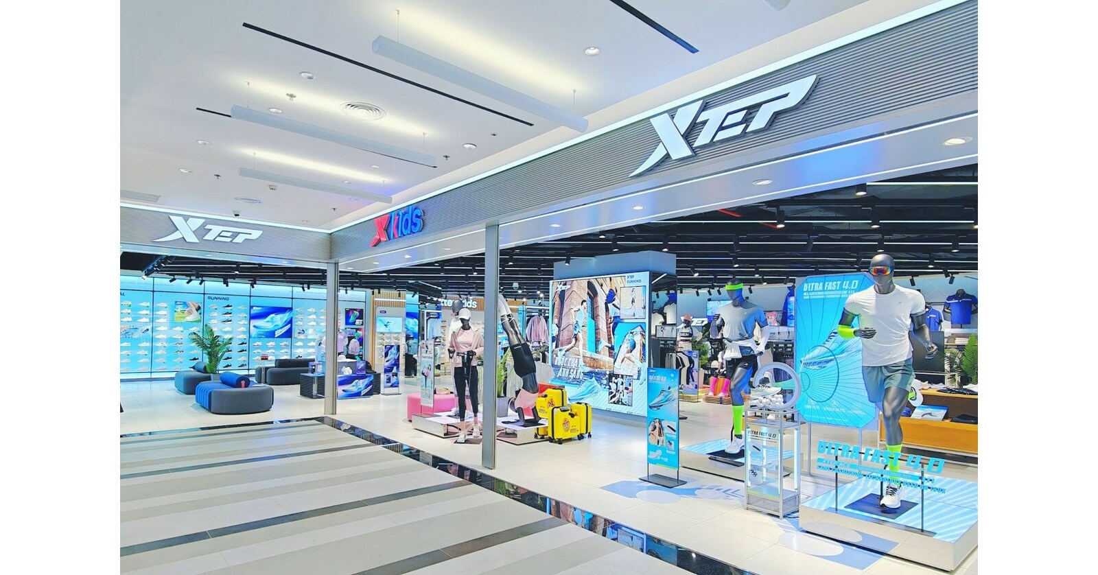 Xtep opens a new store at Hung Vuong Plaza, Ho Chi Minh City