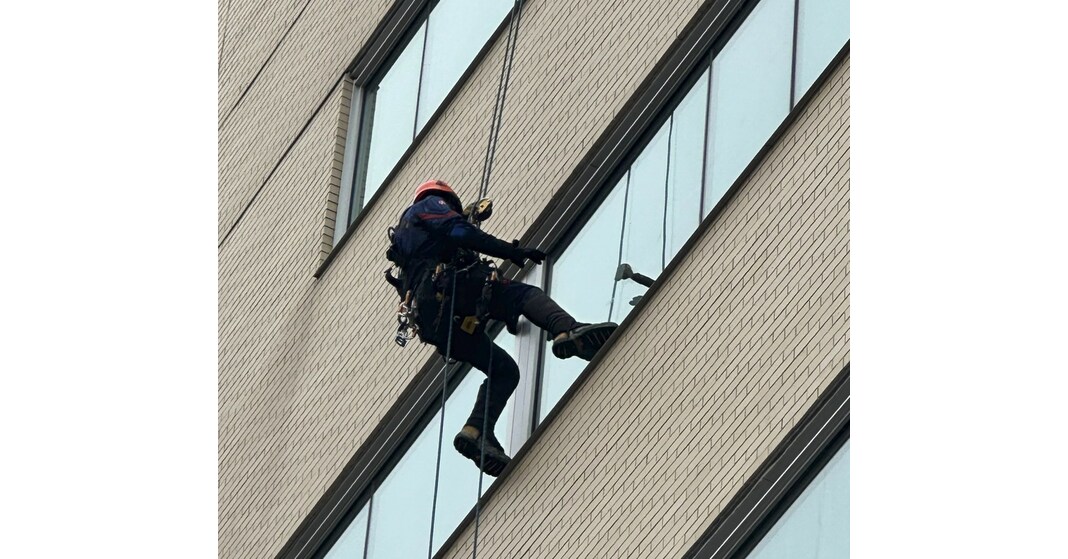 Des superhéros d'Atwill-Morin descendent les murs du CHU Sainte-Justine ...