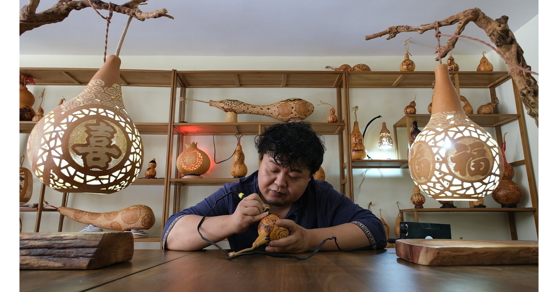 Xinhua Silk Road: Gourd pyrography in E. China's Zaozhuang gains ...