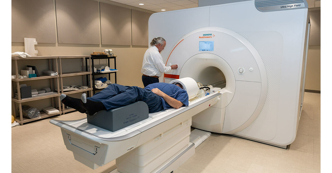 World's first field-installed, clinically approved parallel transmit 7T ...