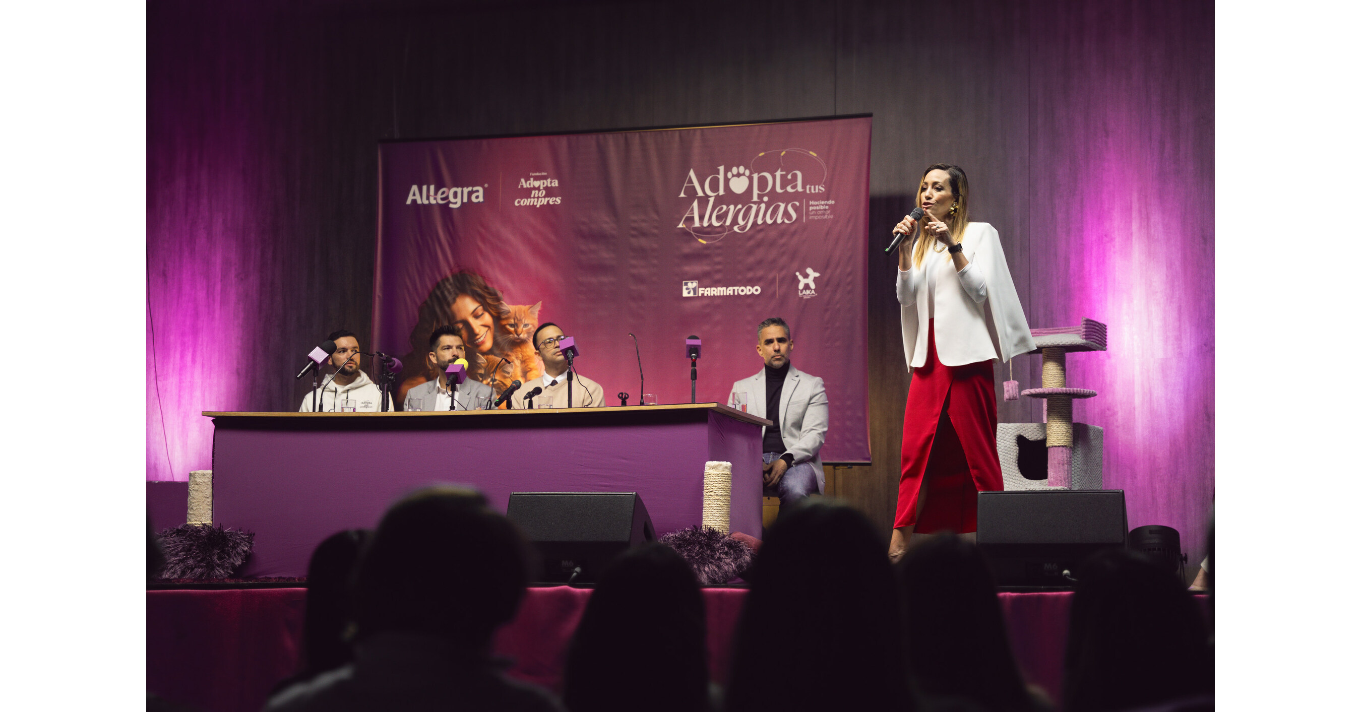 The first press conference with cats was held in Colombia