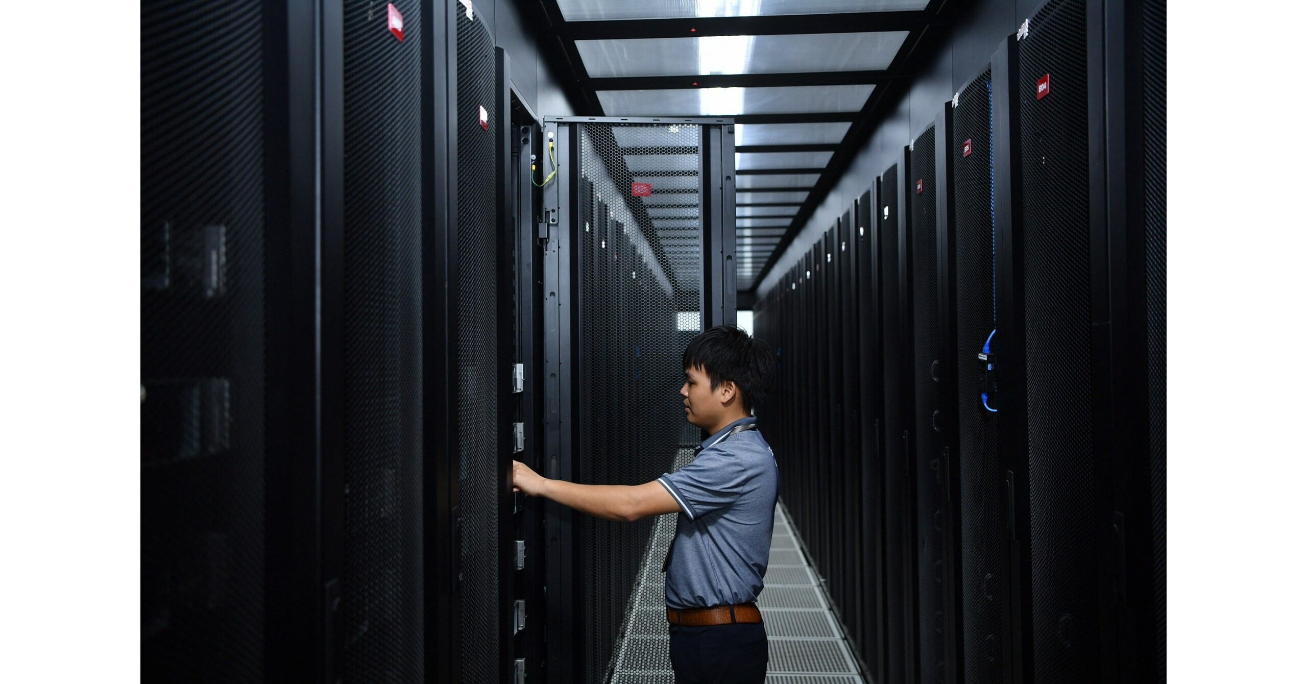 Viettel Opens the Largest Data Center in Vietnam, Implementing Green ...