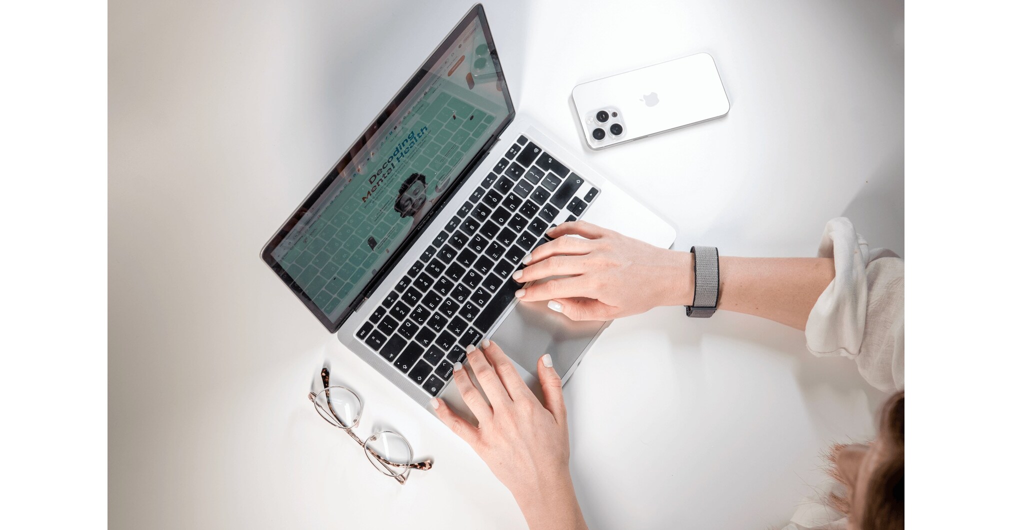 Feel unveils a cutting-edge wearable device paired with AI for ...