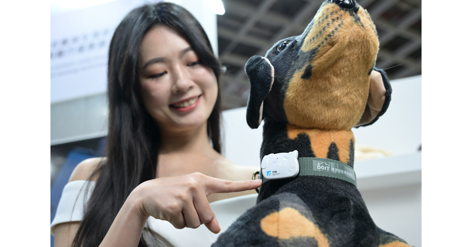ITRI and Amicoipet Biotech's Smart Pet Collar Bags Gold Medal at Concours Lépine
