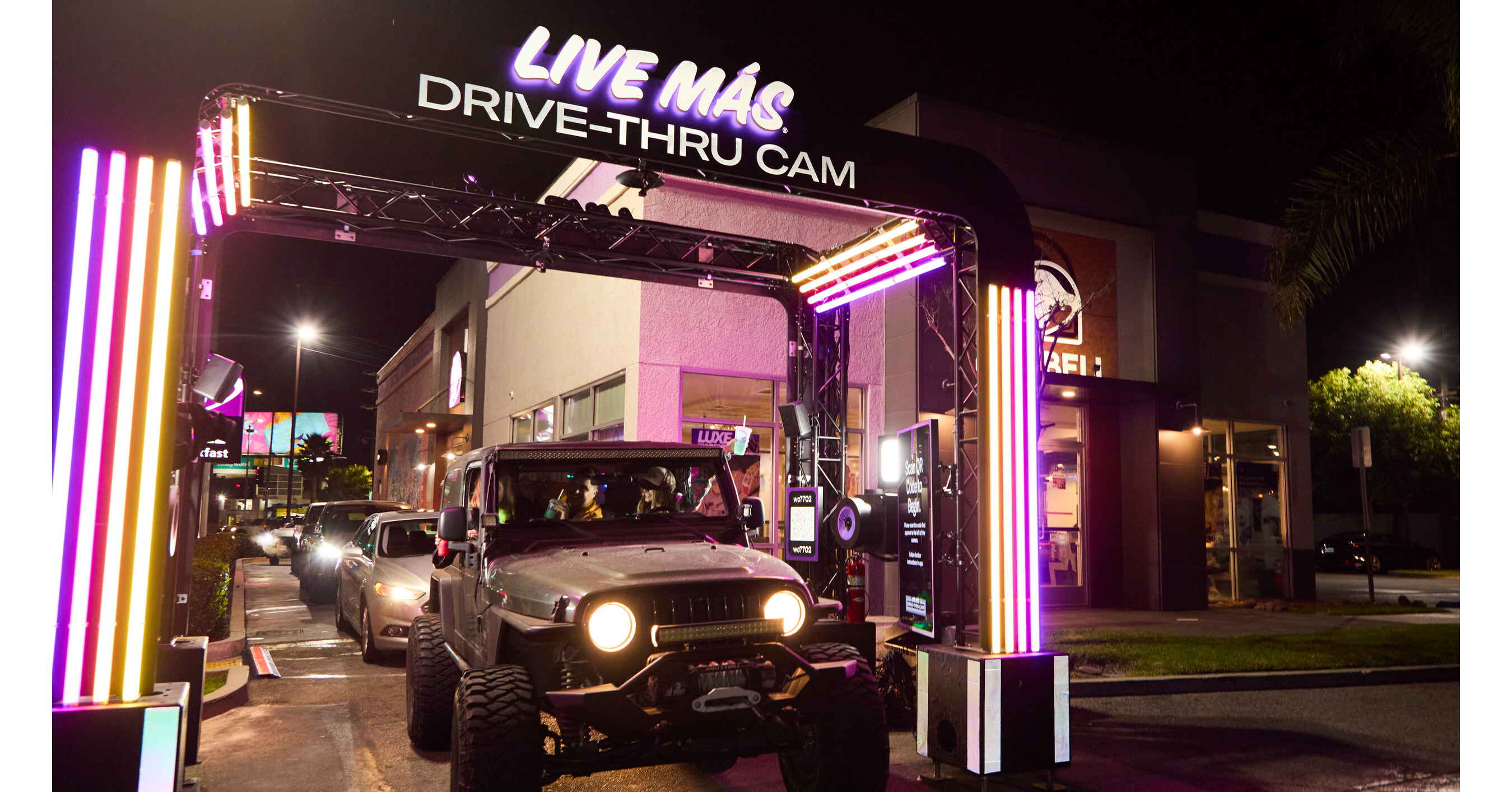 TACO BELL BRINGS THE DRIVE-THRU TO THE BIG GAME, CELEBRATING THE FANS ...