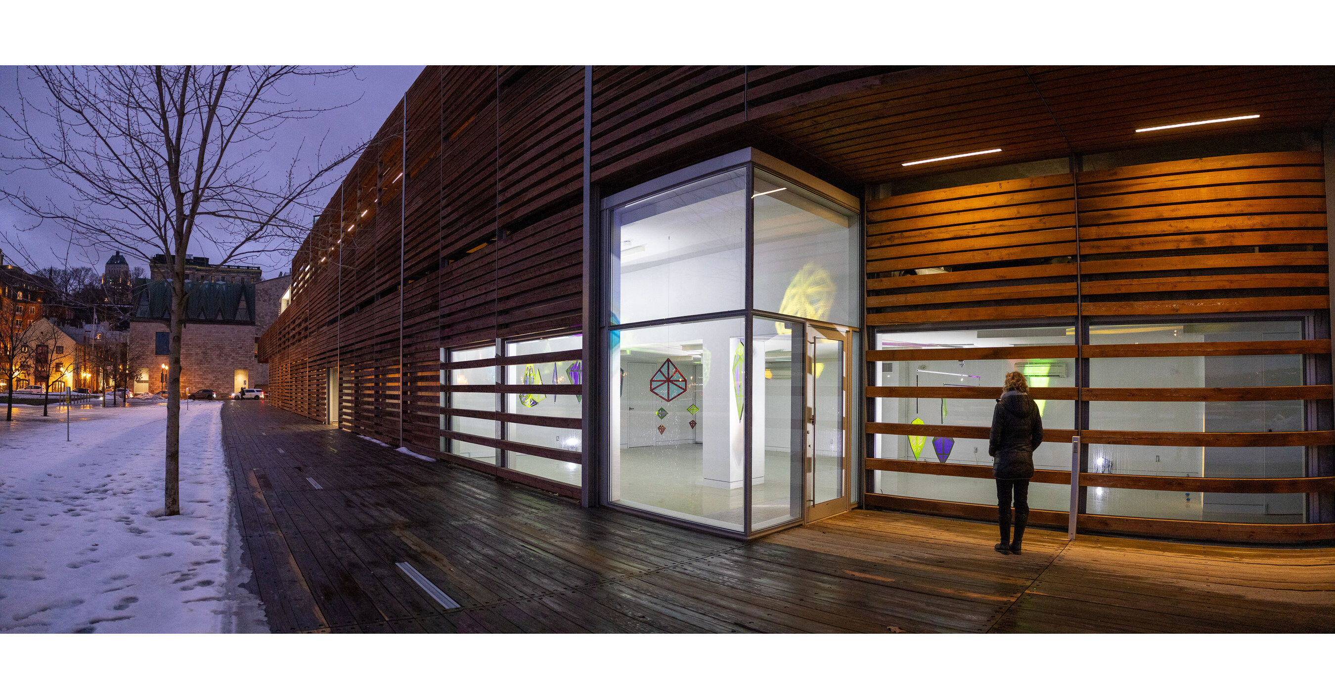 La vitrine chaleureuse présentée à la place des Canotiers - Un projet d'art public cinétique et ...