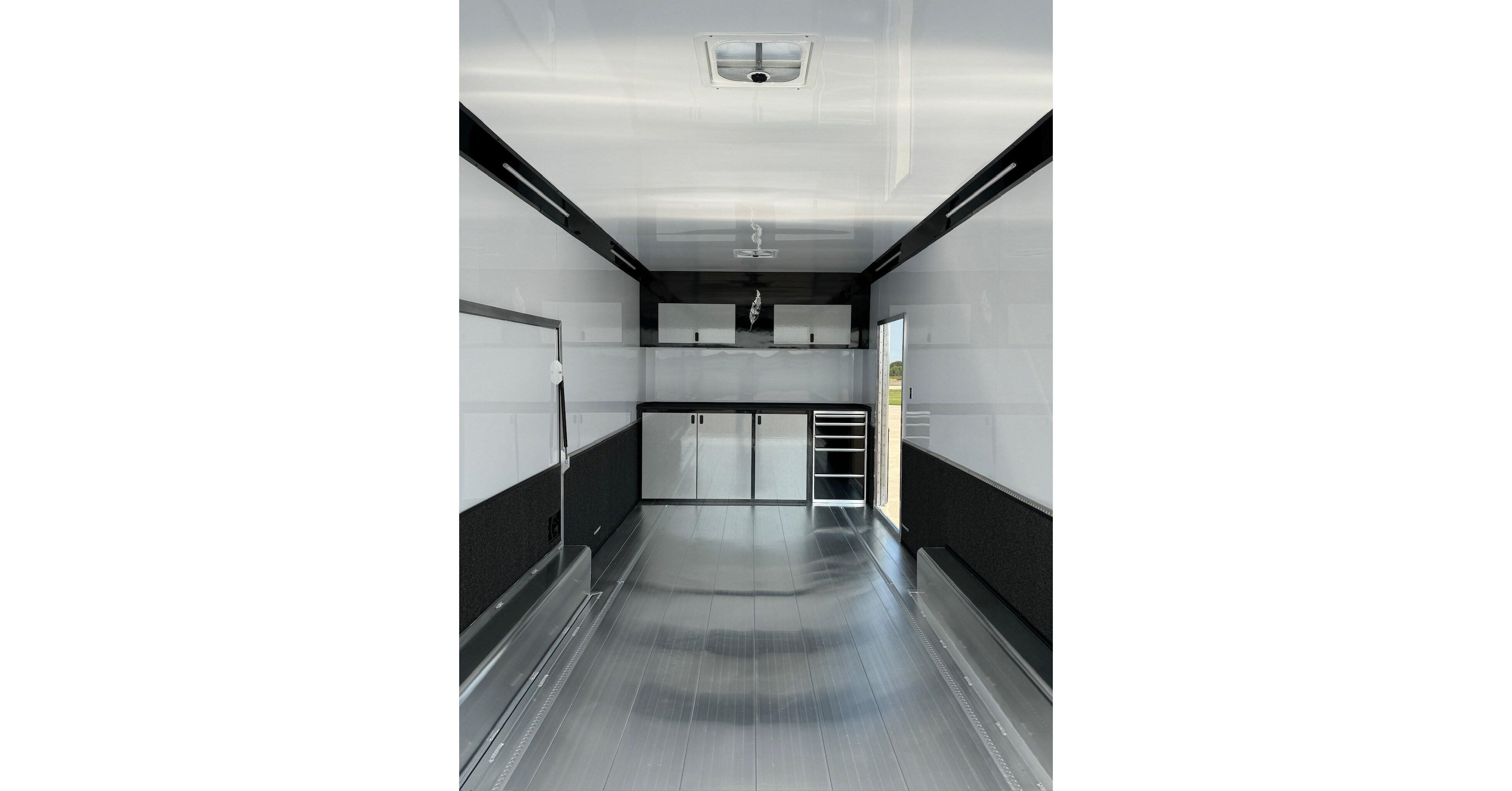 Innovative Featherlite Model 4410 car hauler draws inspiration from ...