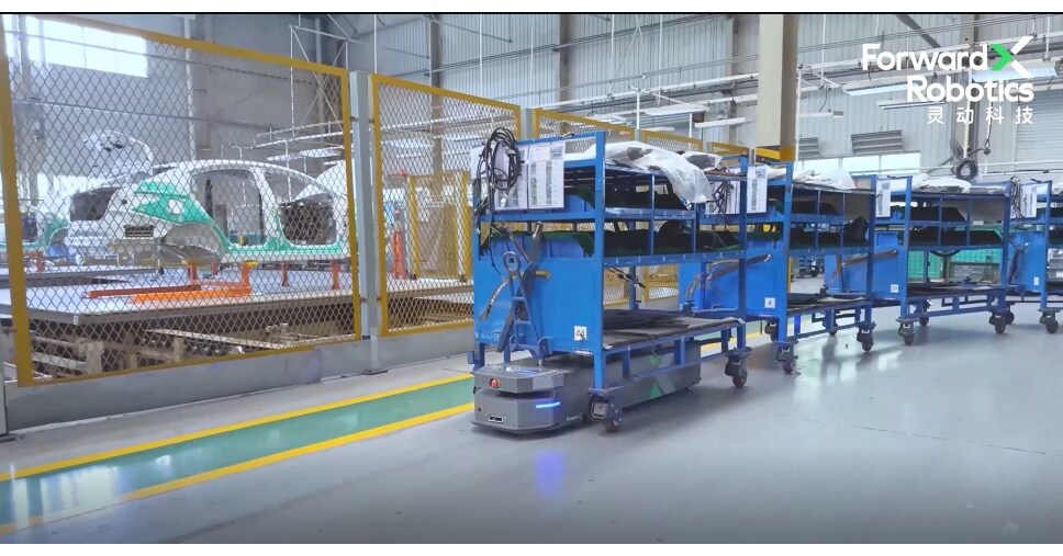 Quatre centre trente-cinq robots mobiles autonomes transforment l'usine ...