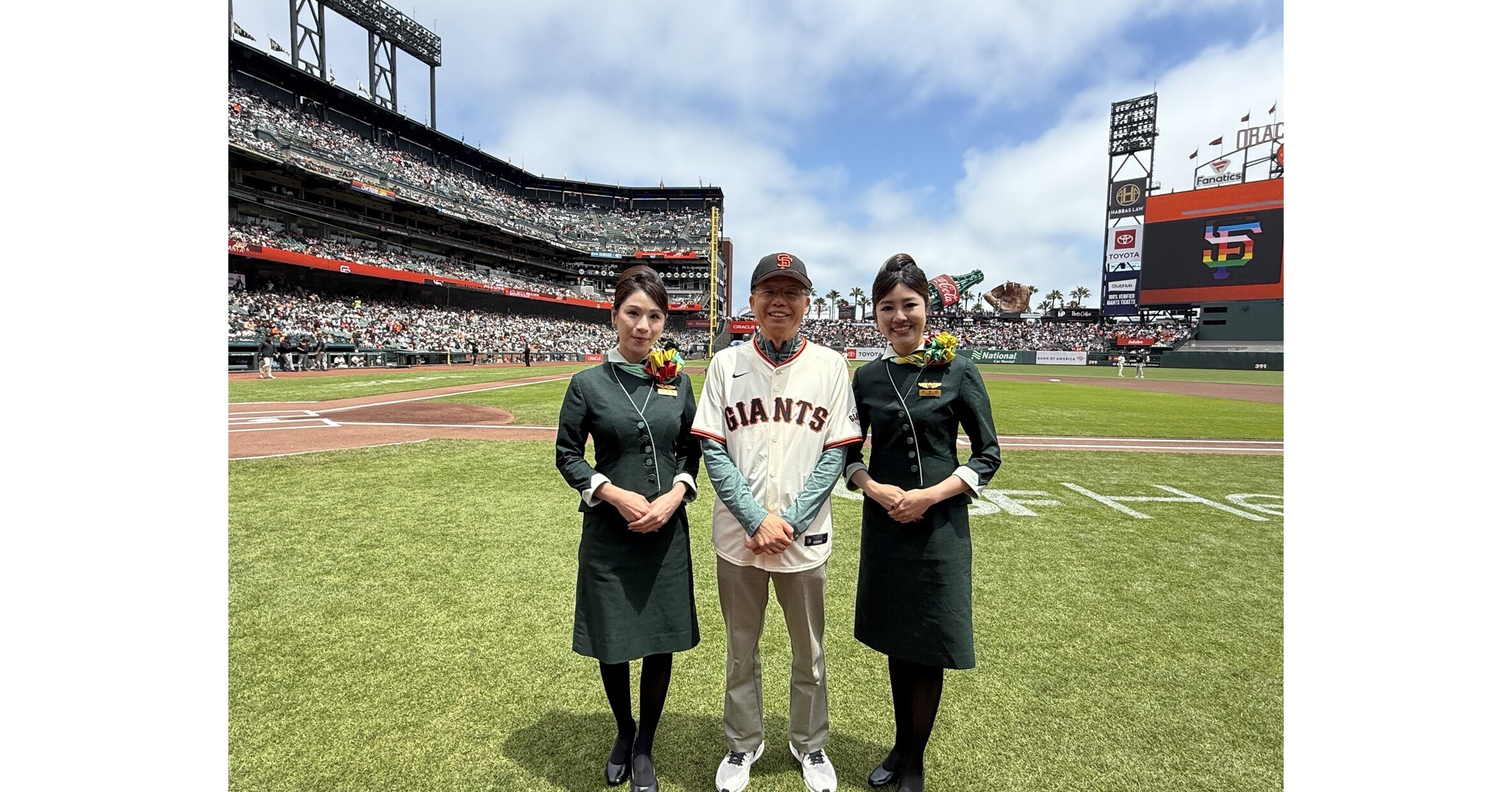 EVA AIR AND THE SAN FRANCISCO GIANTS TEAMED UP TO CELEBRATE HELLO KITTY ...