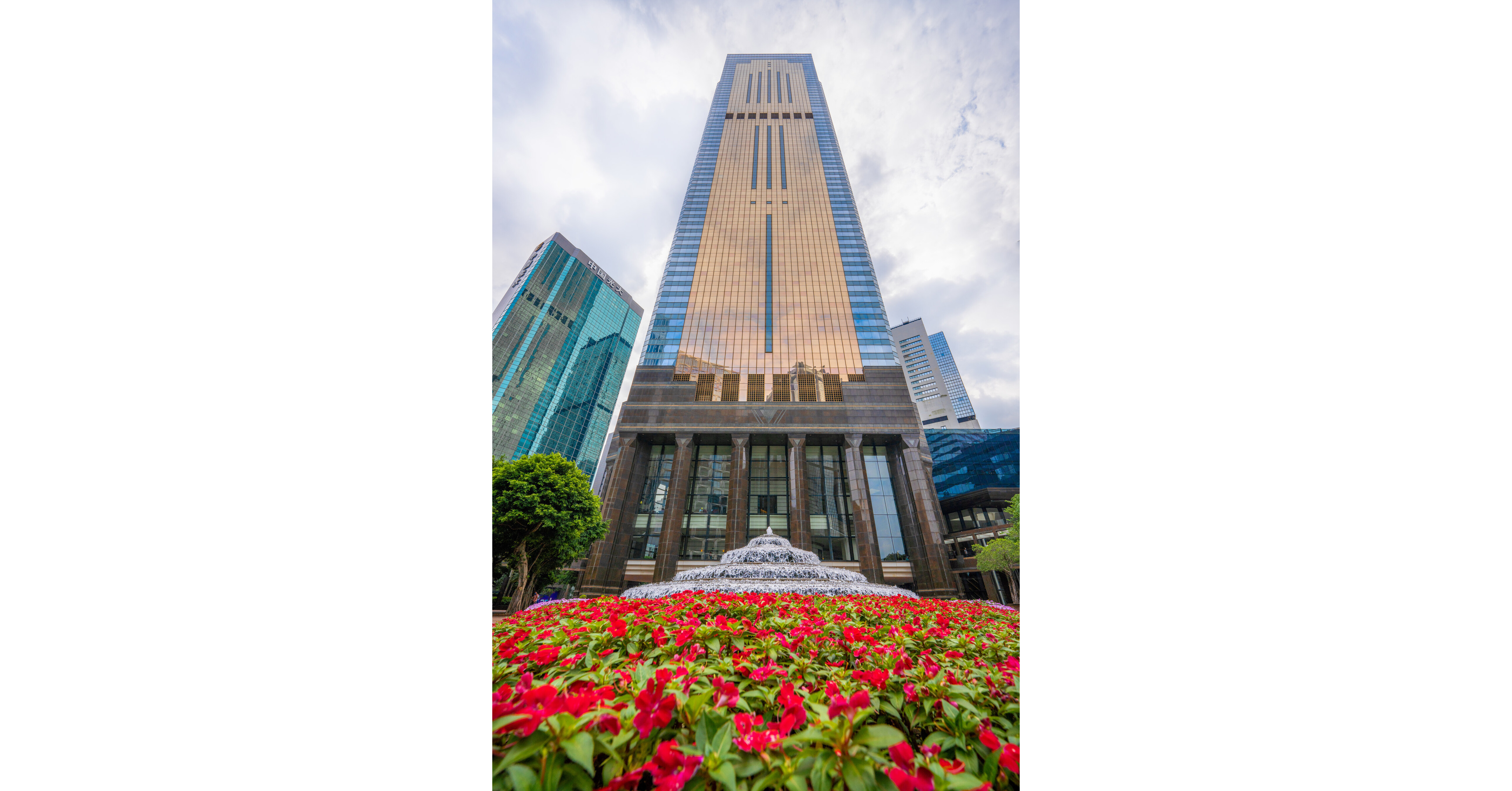 The 3rd Tallest Office Building in Hong Kong Central Plaza Awarded 4 ...