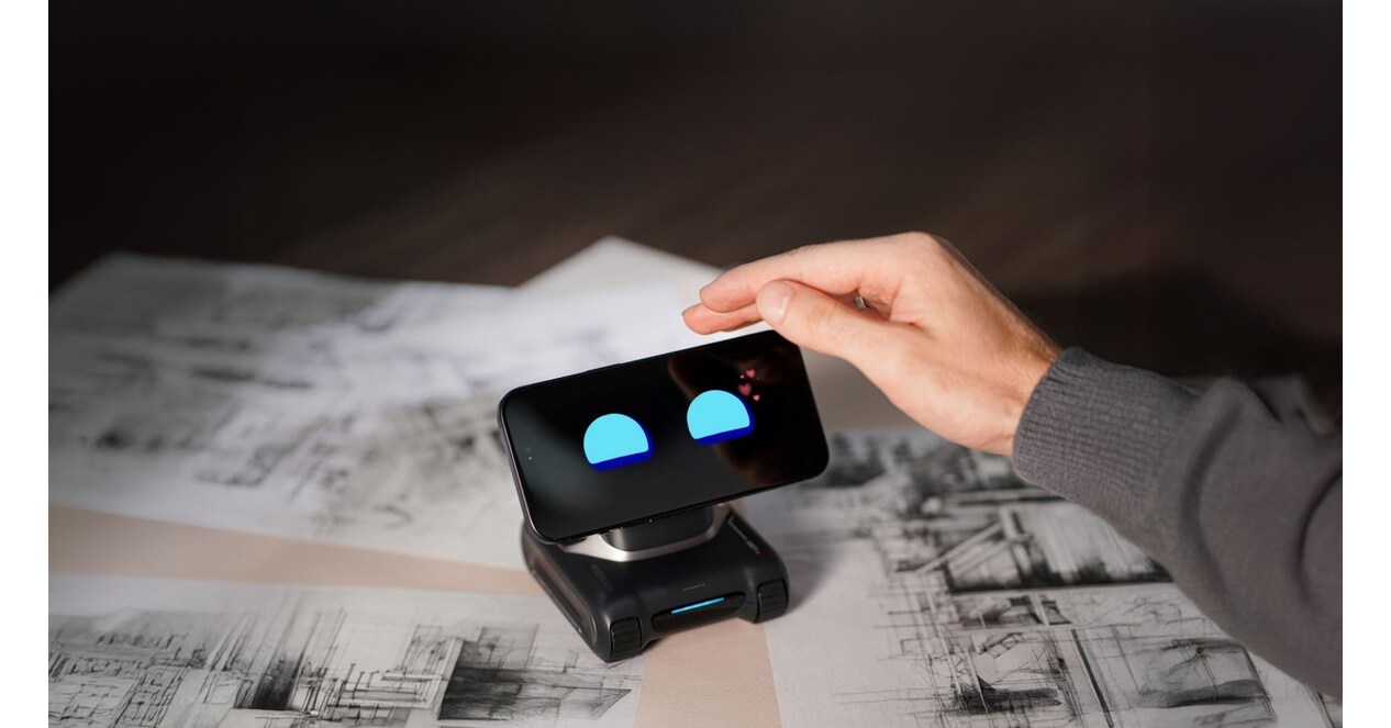 TangibleFuture's AI Desktop Robot LOOI to Launch New "Starlight White" on Aug. 21