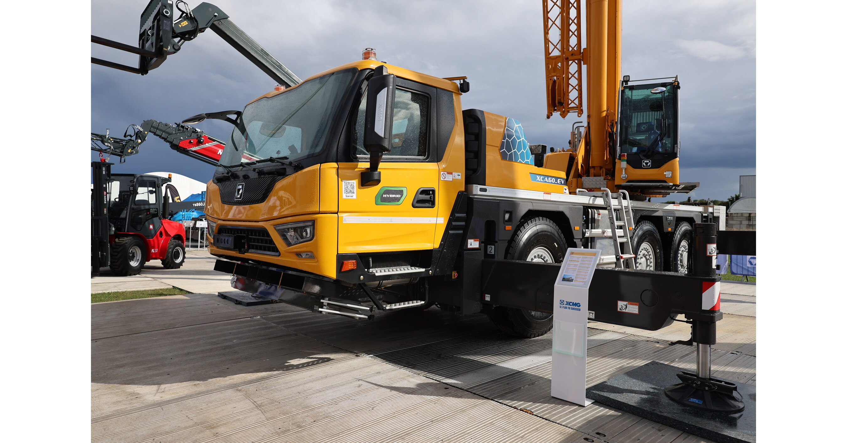 XCMG Introduces the Industry's First Hybrid All-Terrain Crane at European Exhibitions, Driving a ...