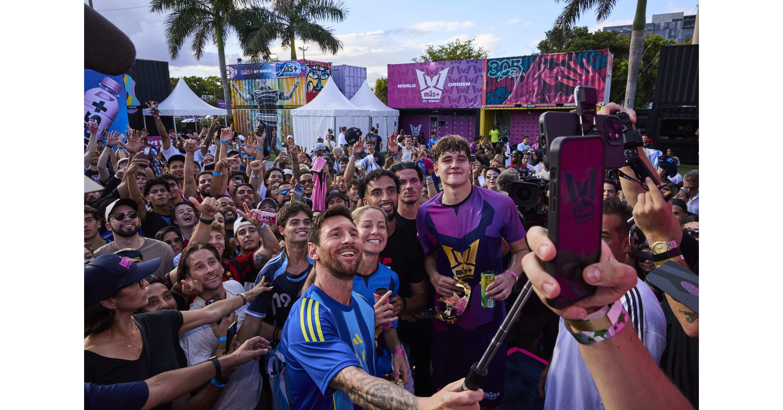 Champions Receive 1v1 World Crown from Lionel Messi: Más+ by Messi ...