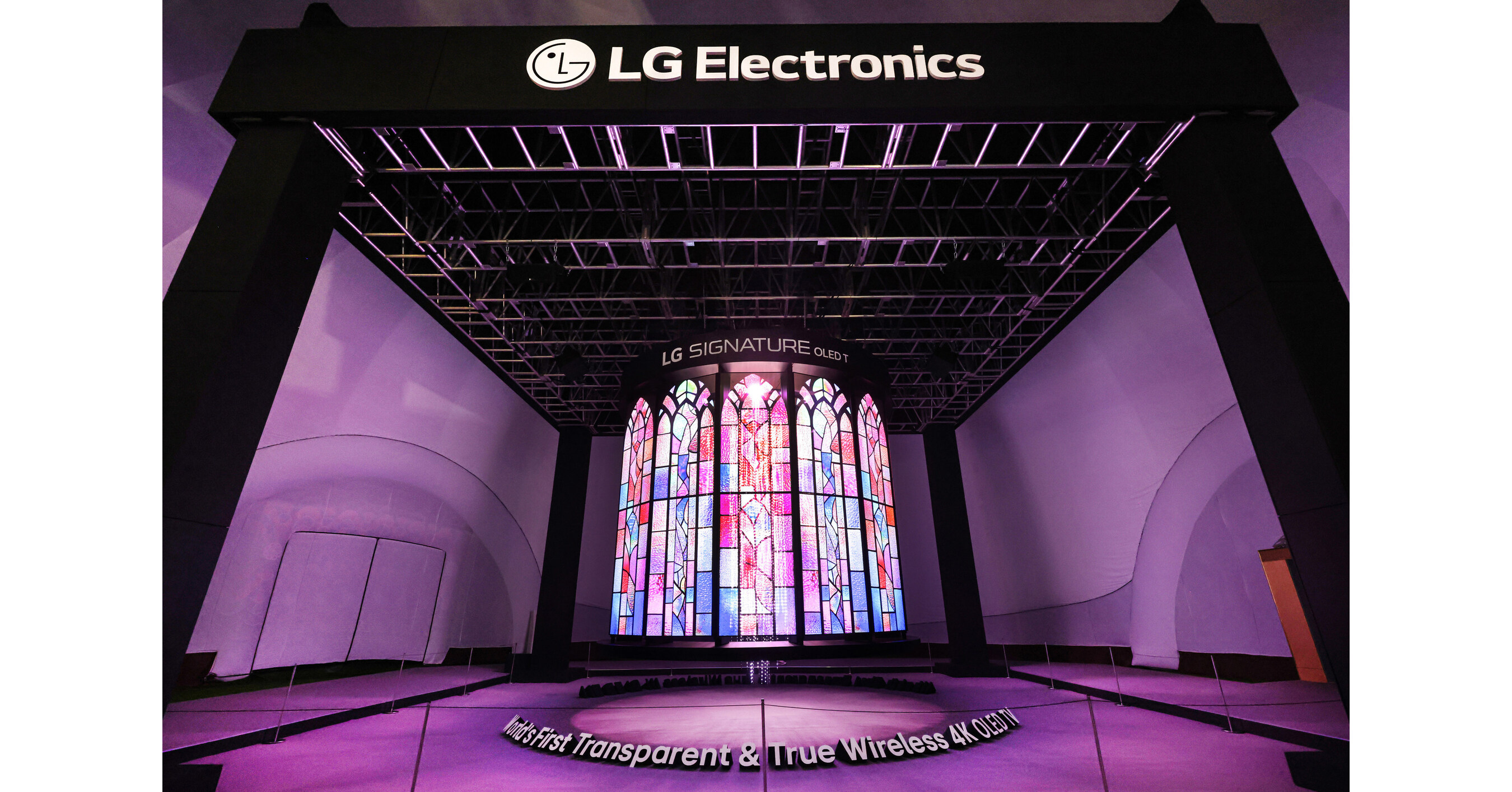 LG STUNS GLOBAL LEADERS AT APEC 2025 WITH A GRAND MEDIA CHANEDLIER MADE OF TRANSPARENT OLED TVS