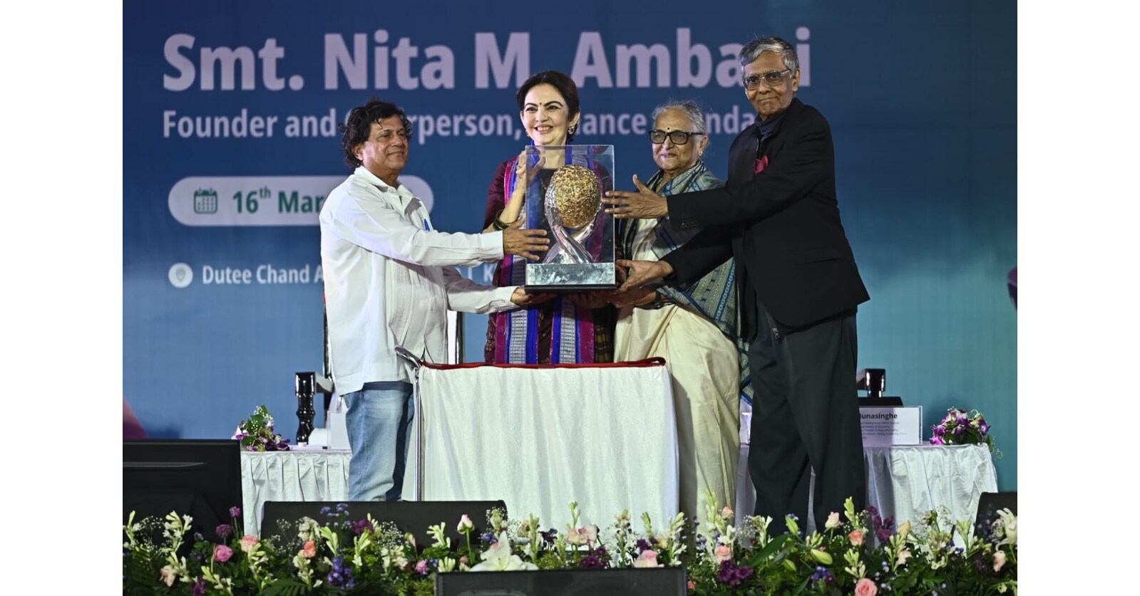 La Sra. Nita M. Ambani, fundadora y presidenta de Reliance Foundation ...