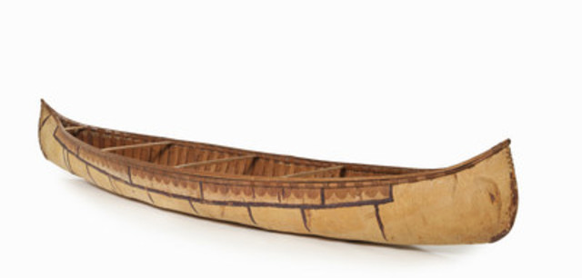 Un canot de l'artisan César Newashish sur scène au Palais Montcalm