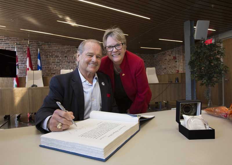 Signature du Livre d'or - Hommage à Rodrigue Gilbert