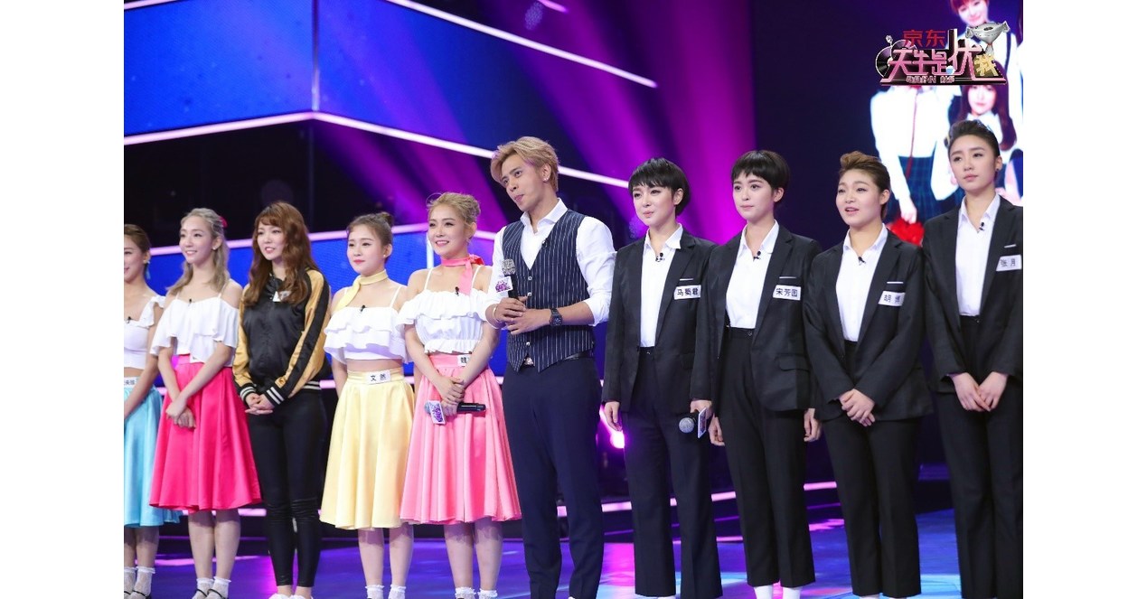 Born U5: diva latina saca lustre al escenario con sus virtuosos bailarines