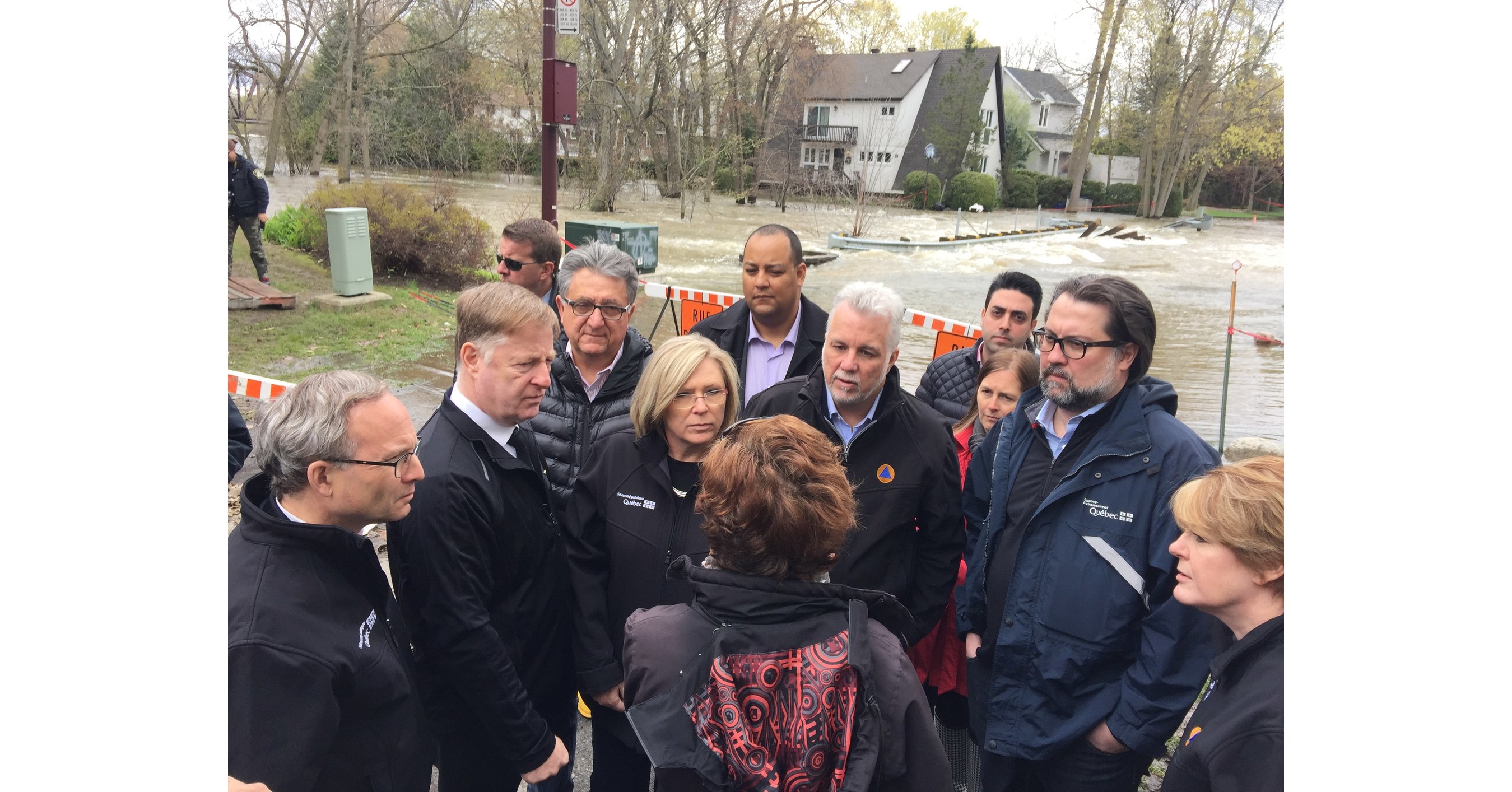 Inondations à Laval - Visite du premier ministre Couillard à Laval - Le ...