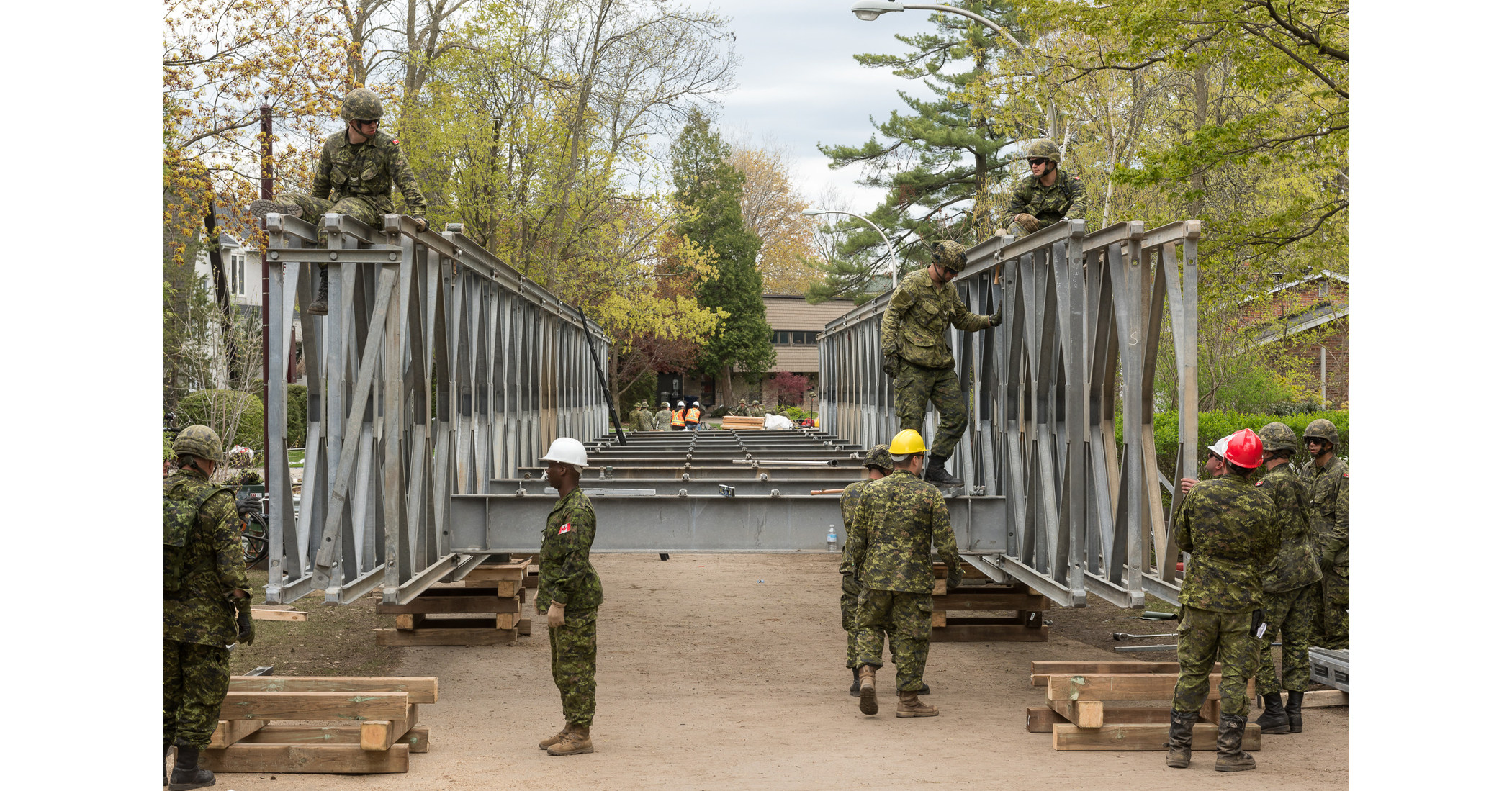 Inondations à Laval - Un pont temporaire construit sur l'Île-Verte pour ...