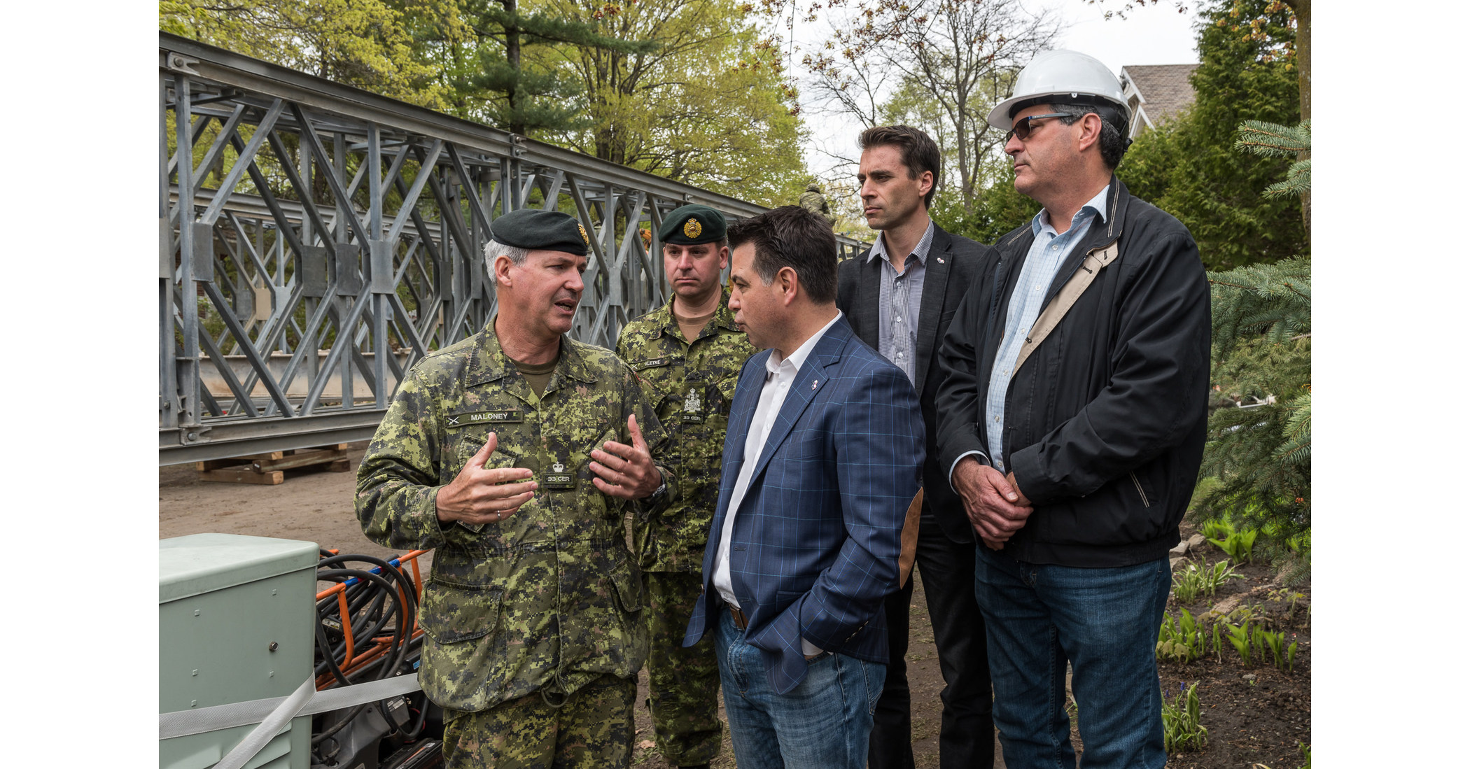 Inondations à Laval - Un pont temporaire construit sur l'Île-Verte pour ...