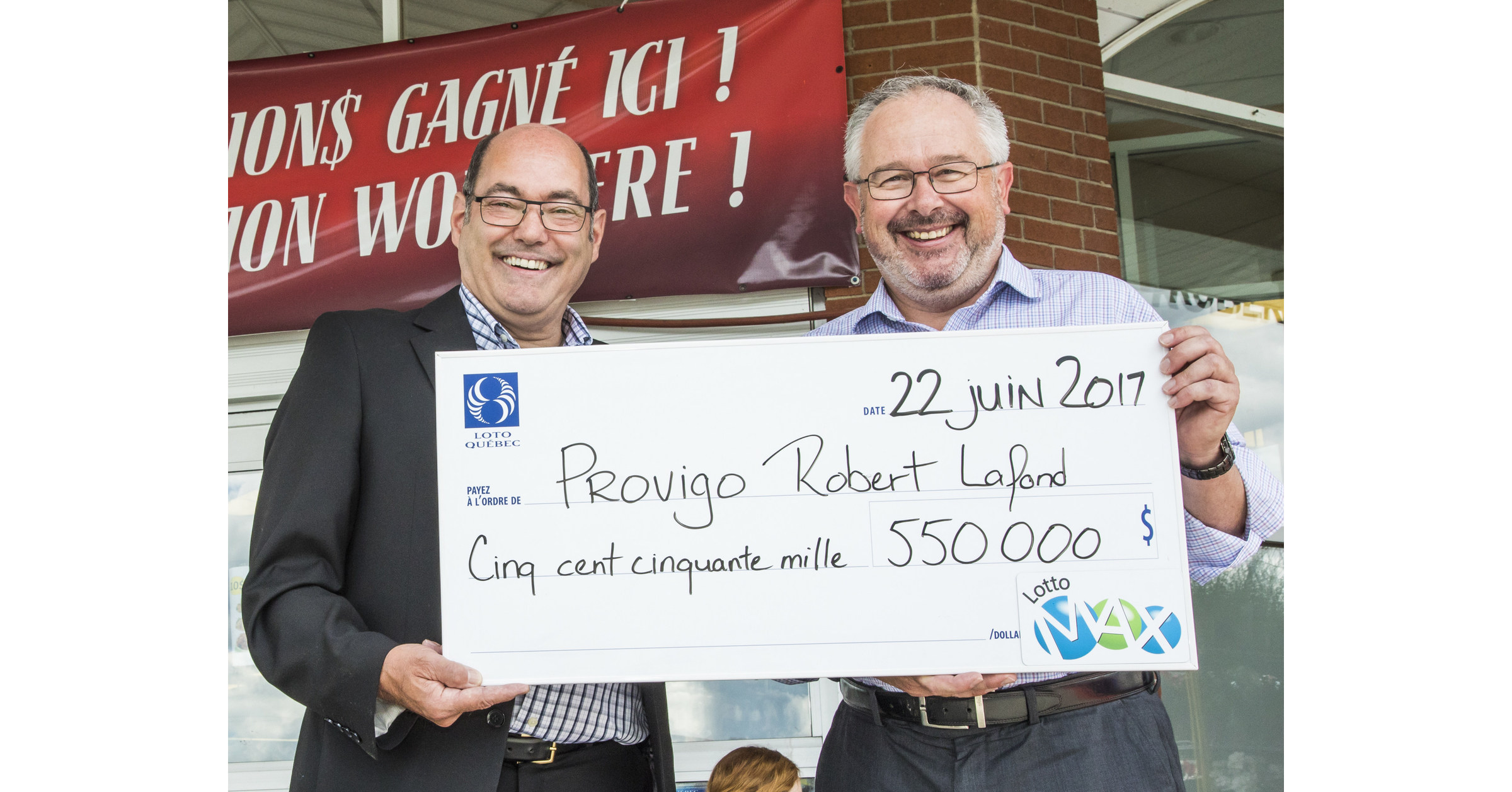 550 000 Retailer Who Sold Winning 55 Million Lotto Max Ticket